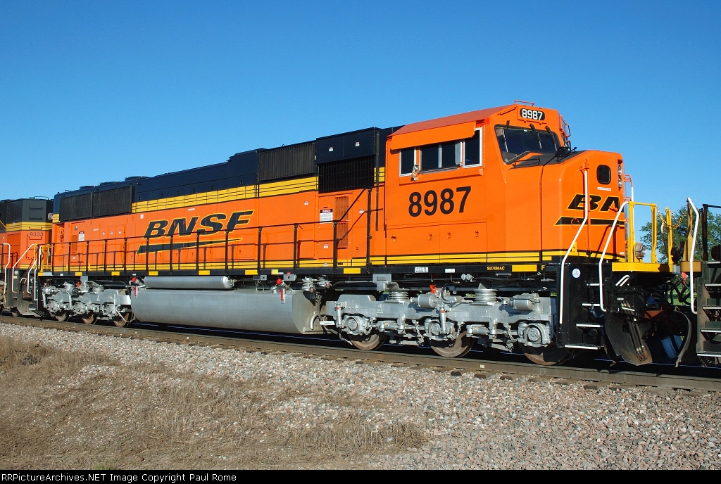BNSF 8987, EMD SD70MAC, fresh repaint, westbound